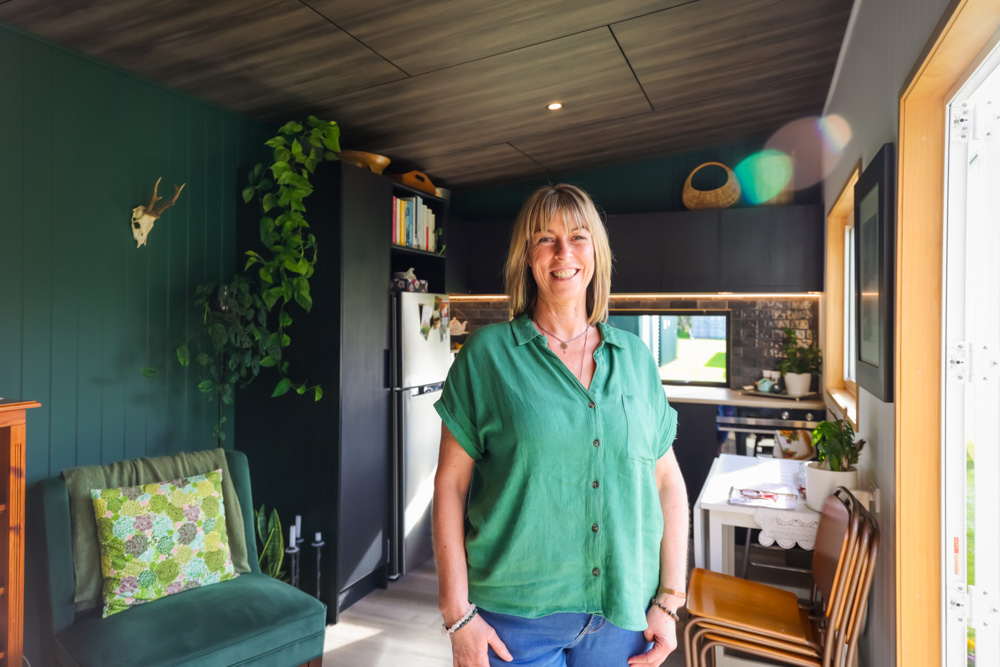 Living Big in a Tiny House - This Woman's STUNNING TINY HOME Fits Her ...