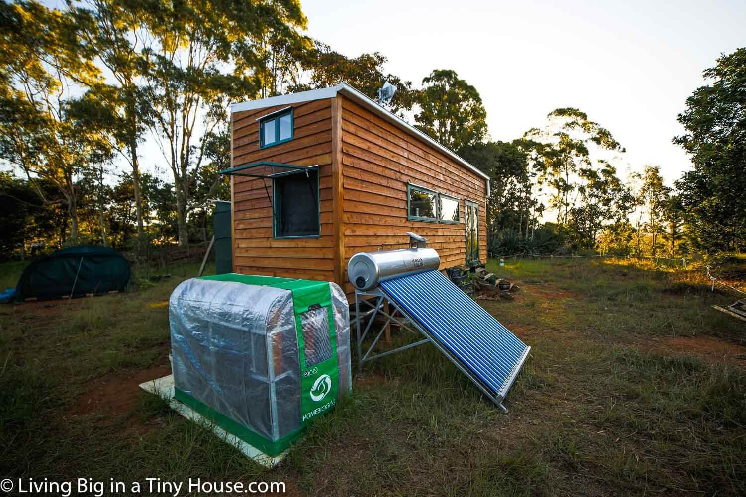 Living Big in a Tiny House - Amazing Off-Grid Tiny House Has Absolutely ...