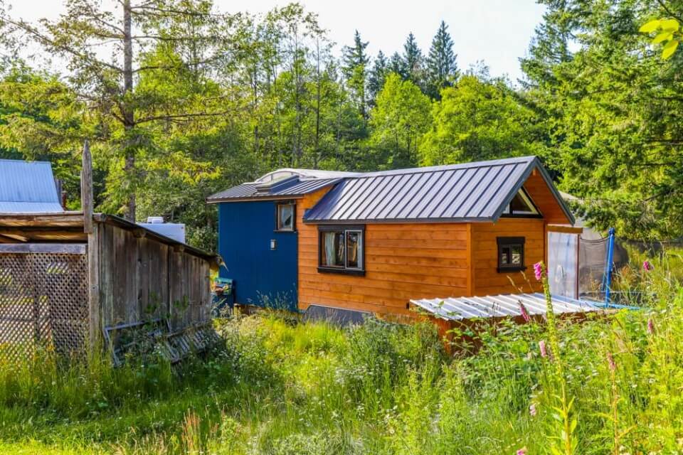 Living Big In A Tiny House Simple Living In Artistic Tiny Home With