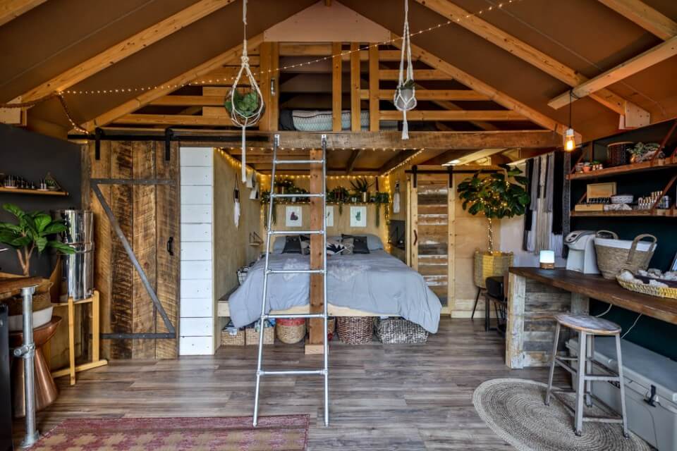 Living Big in a Tiny House - Back To Nature Living In A Beautiful Tiny ...